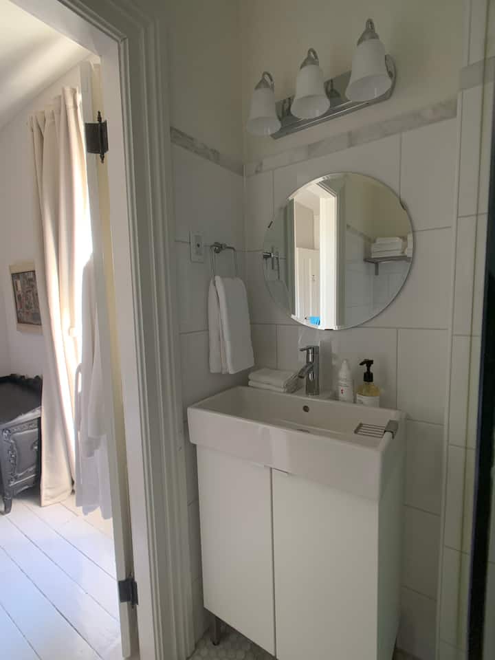Room 5: Queen Room - Niagara-on-the-Lake