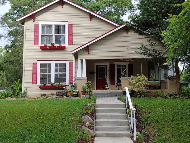 Private 2nd Floor Of Historic West Side Home - Hendersonville, NC