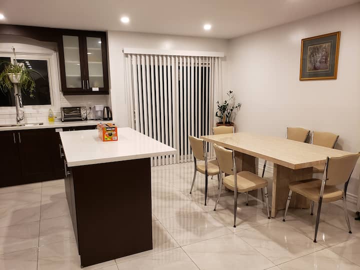 Clean And Spacious Bedroom With Private Washroom - Vaughan