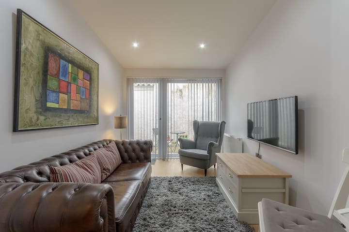 Central, Stylish 1br With Private Garden - East Neuk