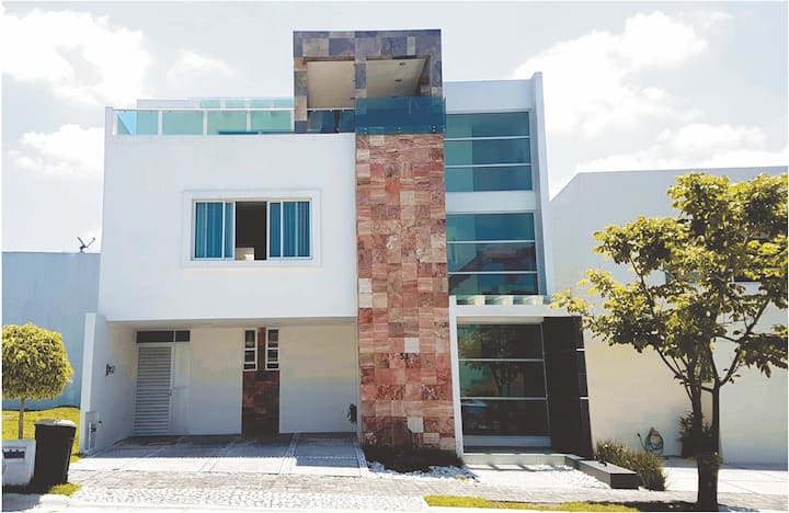 ¡Casa Amplia, Segura Y Completa! En Zona Exclusiva - Puebla