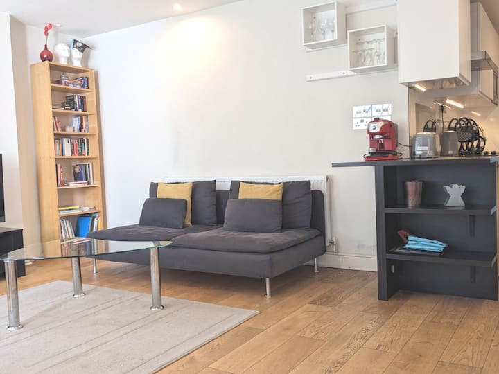 Beautiful Two Bedroom Flat With A Garden - London