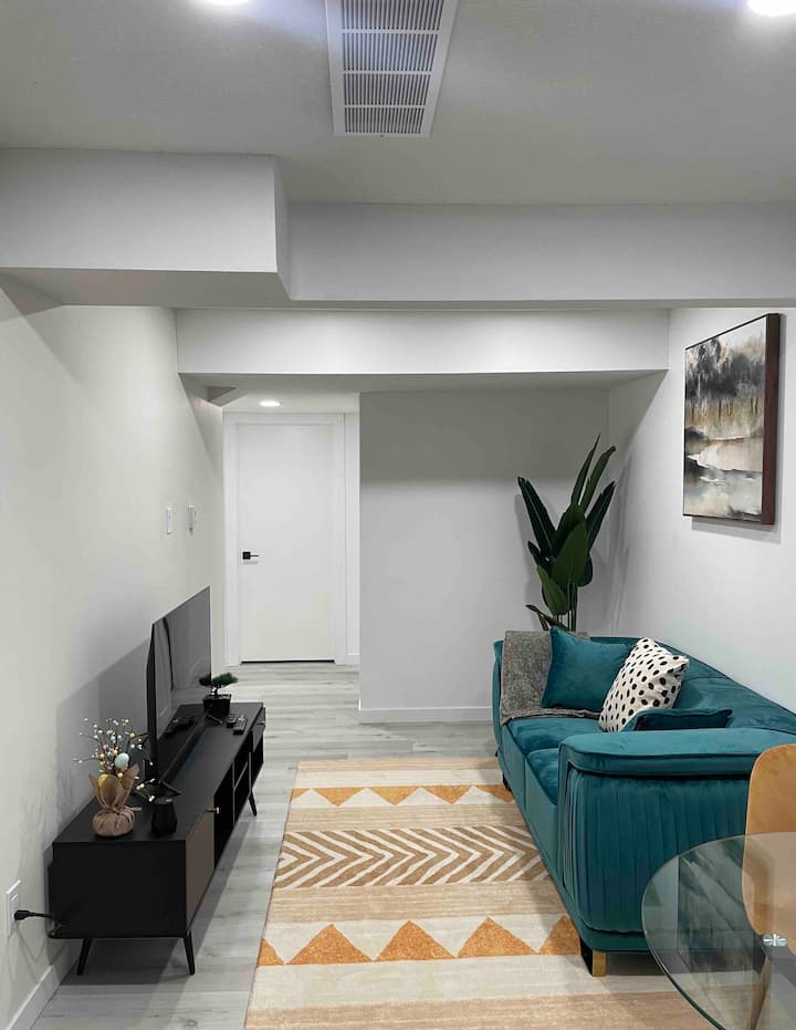 New Modern Suite W/ Private Ent. - Edmonton