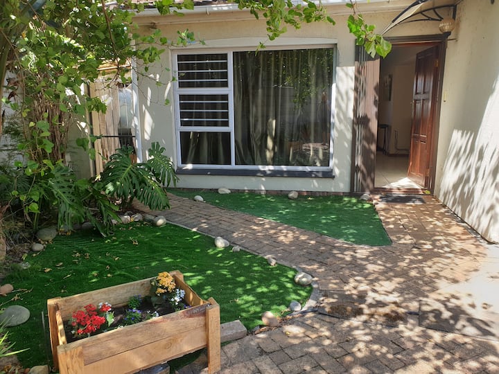 Spacious Relaxing Getaway -Free Parking & Wi-fi - Western Cape