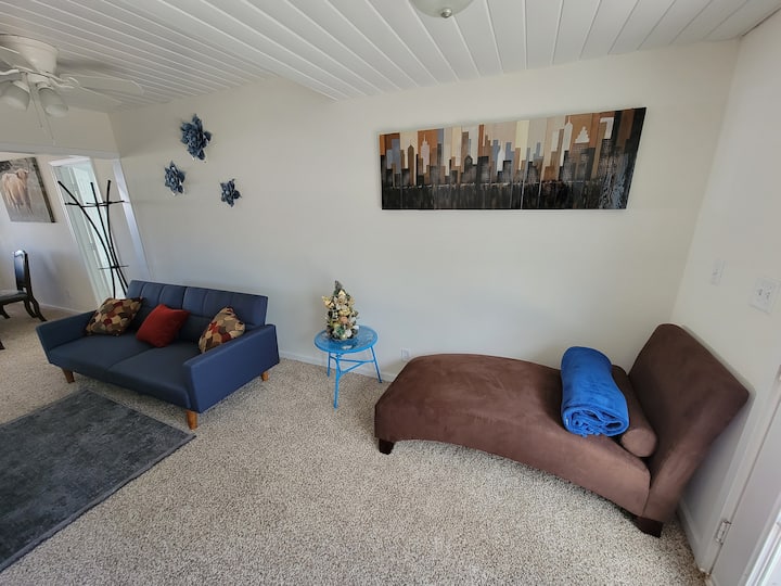 3 Bdrm/2 Bath Entire Home With Up To 6-10 Guests - Lancaster, CA