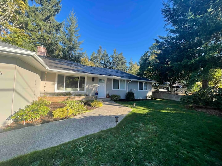 Cozy Forest Canyon Cottage - Burien, WA