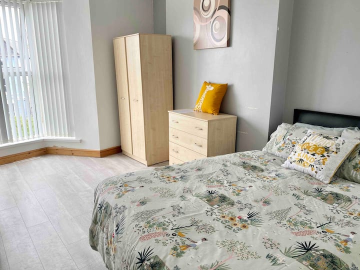 Swansea City Bay - 6 Bed Townhouse - Dog Friendly - Swansea, UK