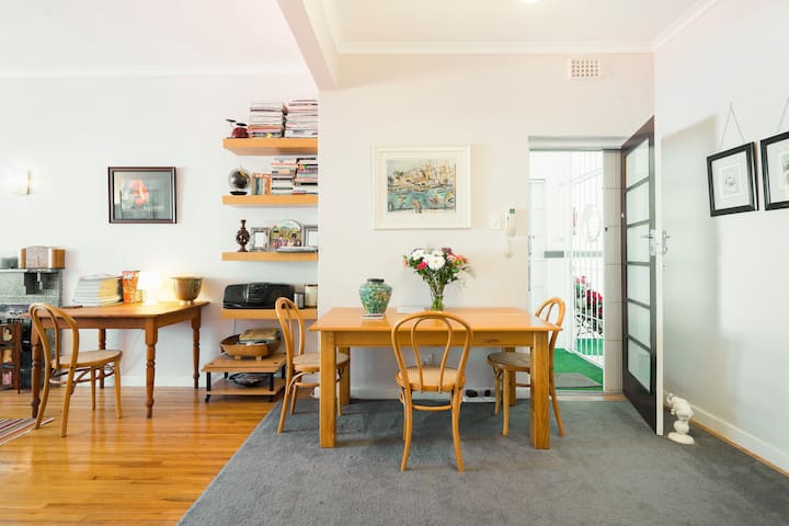 Work Remotely Then Recharge In Art Deco Style In Sea Point - Le Cap