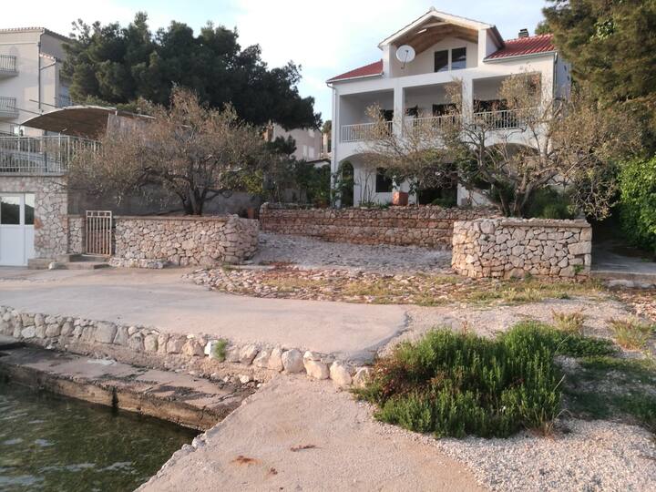 First Row To The Sea - Brodarica