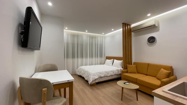 62°bs *Petronini Studio Apartment @Bllok - Tirana