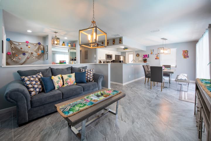 Coastal Bungalow #700: 3br/2ba Home + Shared Pool - Fort Lauderdale