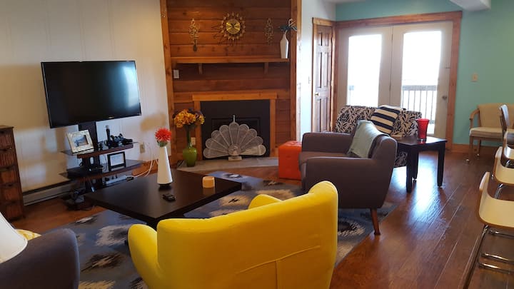 Open Concept Mid-century 3/2 @ Summit 104a - Snowshoe, WV