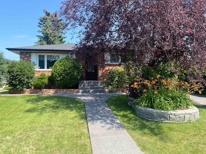 Beautiful 4 Bedroom Character Home With Hot Tub - Calgary