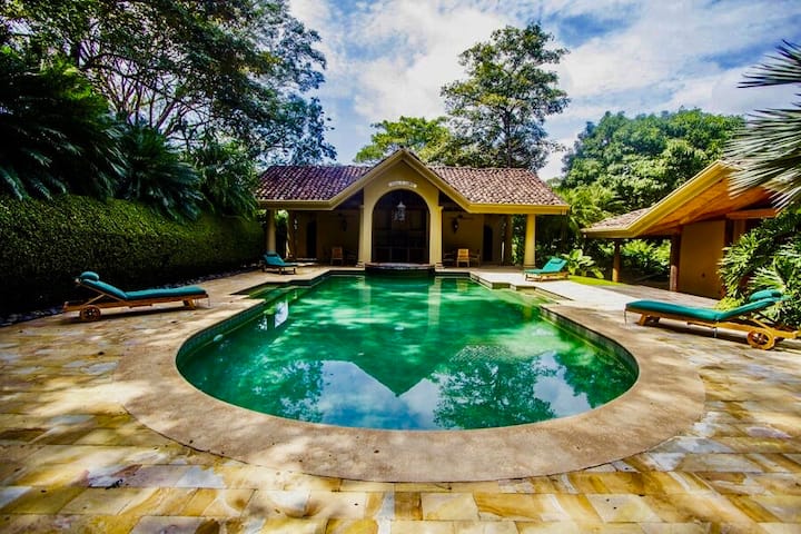 Luxurious Estate Near Los Sueños Resort And Jacó - 