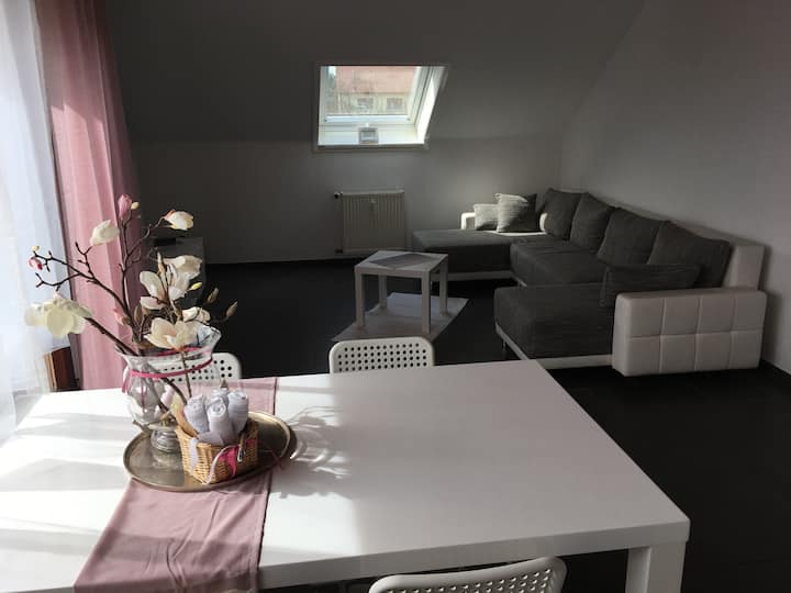 Großzügige Möblierte Wohnung Mit Küche Und Balkon - Holzgerlingen