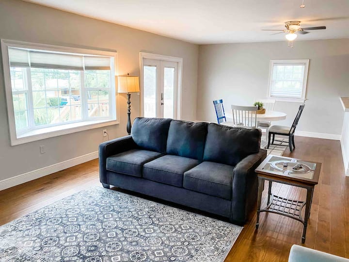 Spacious! 1bd/1ba Upstairs Private Apt W/ Bay View - Ellenton, FL