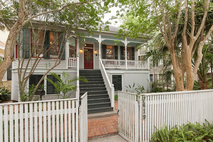 Victorian In Silk Stocking Historic District - Texas