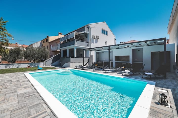 Villa Todi With Private Heated Pool & Wellness - 자다르