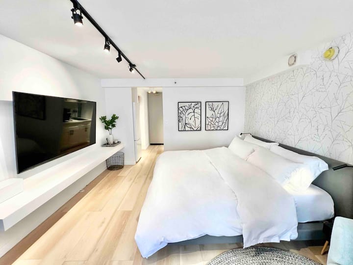 Cozy Waikiki Gem-newly Renovated Central Waikiki! - Honolulu, HI