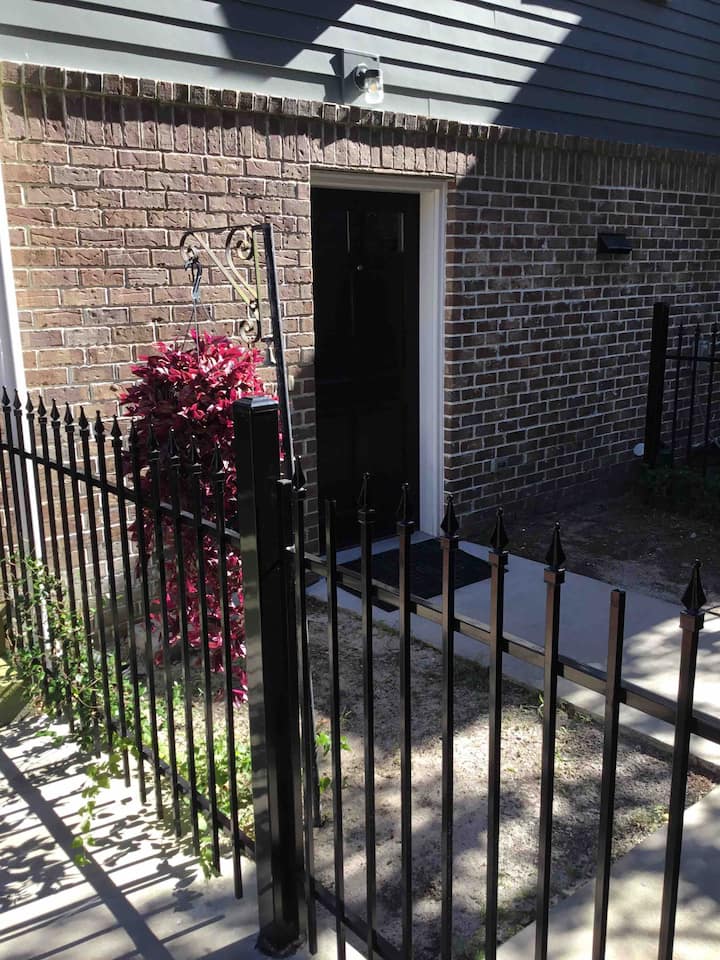 Cozy Cottage With Free Parking For One Small Car - Savannah, GA