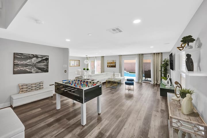 Modern 4 Bedroom W/ Pool,parking, Patio,and Grill - Las Vegas