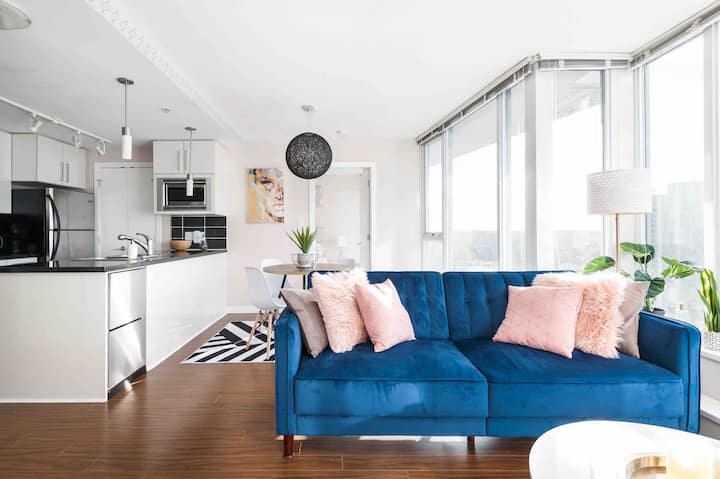 Gorgeous Best Location, Pool And Stunning Views - North Vancouver