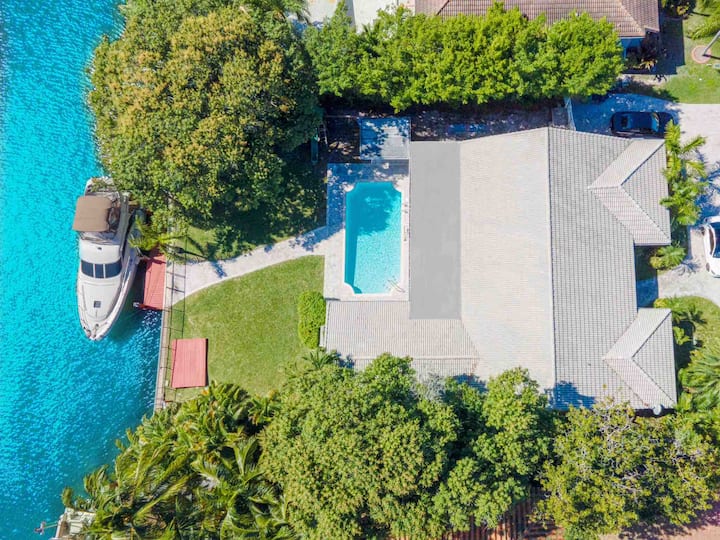 Fendi Water-front 6 Br & 4ba Luxurious & Heat Pool - Hallandale Beach