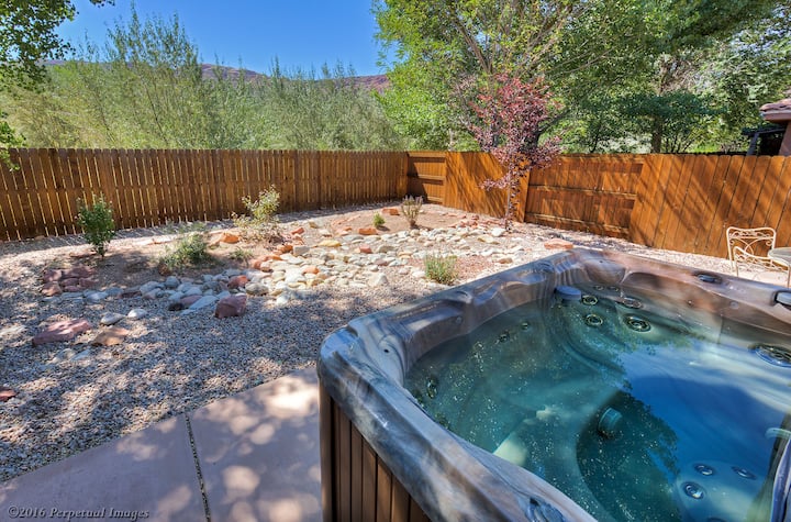 July & August Specials! Intown,
Hottub, Pets! - Moab, UT