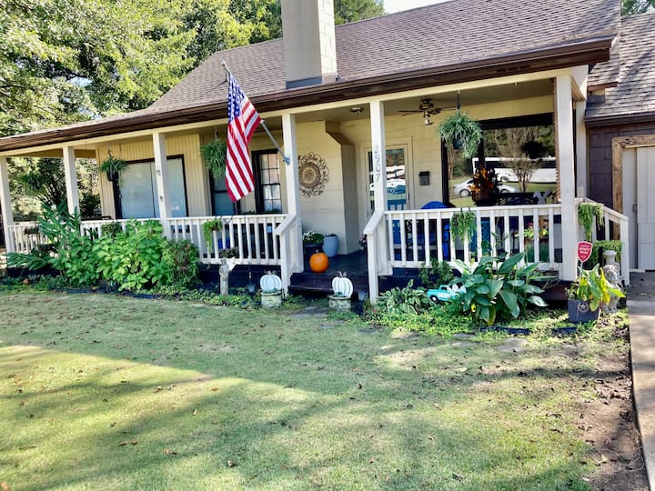 Charming 3 Bedroom Home Downtown 2 Miles To U Of A - Tuscaloosa, AL