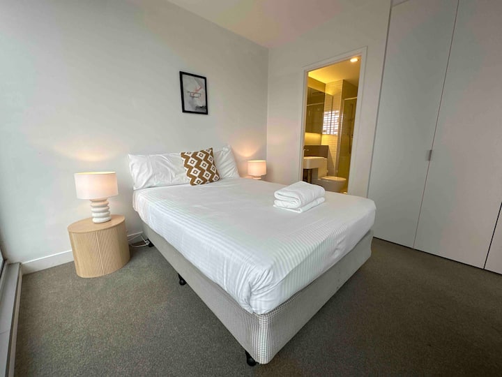 F743 Seaview Luxe 2 Bedroom Pool/gym/train Station - North Melbourne Railway Station