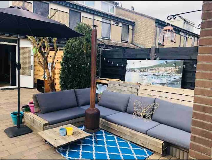 Leuk Huis, Fijne Tuin, Loungebank, Vuurkacheltje - Zeewolde