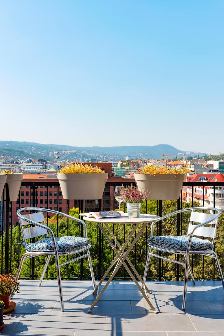 Stroll Along The Danube At A Home Near Buda Castle - Budapeszt
