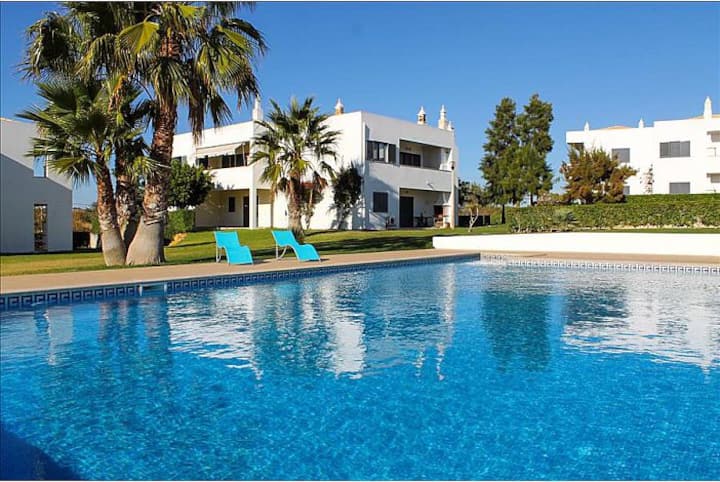 Apartamento Em Condomínio C/ Piscina E Court Ténis - Armação de Pêra