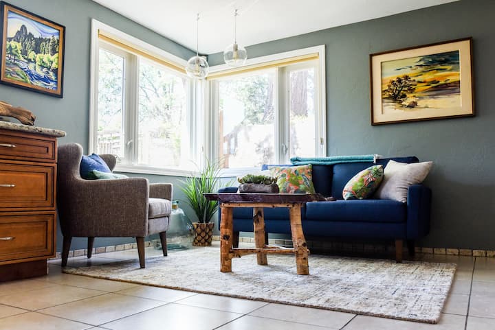 Cozy Riverside Retreat, Dog-friendly W/hot Tub - Grants Pass, OR