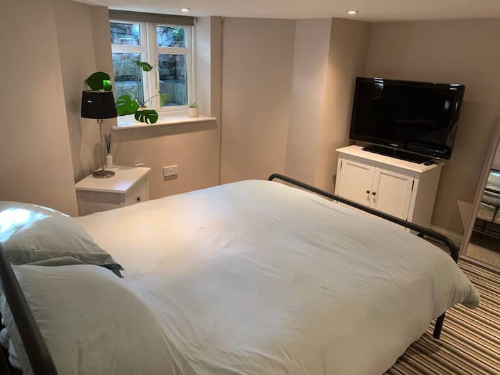 Kingsize 1 Bed Basement Apartment, Chorlton - Piccadilly Station - Manchester