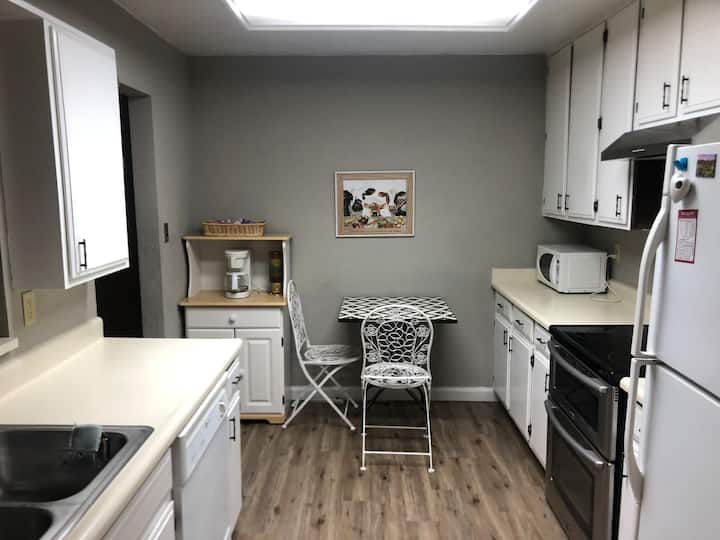 Quaint, Quiet, And Centrally Located Near Bethel! - California
