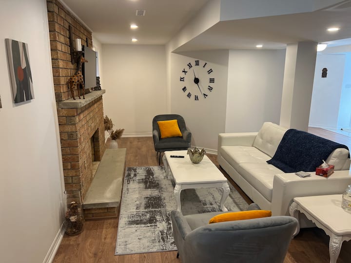 Cheerful 2 Bedroom Apartment With Free Parking - Vaughan
