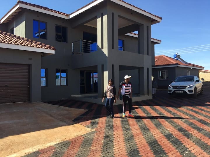 5 Bed-hse,self-catering,unidale, Hatcliffe Harare - Harare