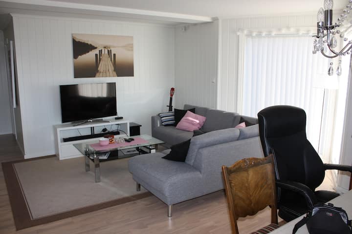 Midt I Smørøye. - Grimstad