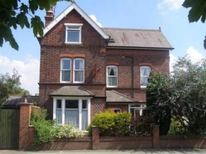 Two Single Beds With Shower Ensuite And Breakfast - Shrewsbury