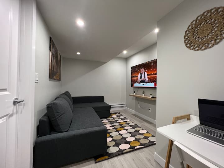 Entire Guest Suite -Self Check In - Edmonton, Canada