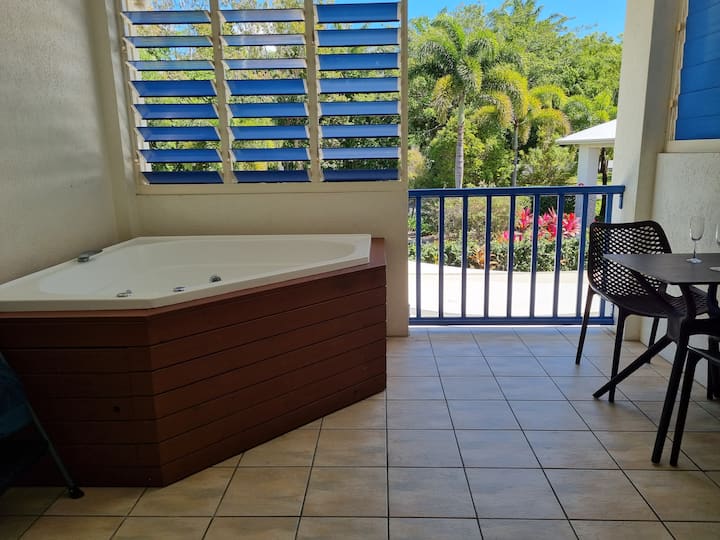 Features A Large Spa, Bbq And Tropical Garden View - Port Douglas