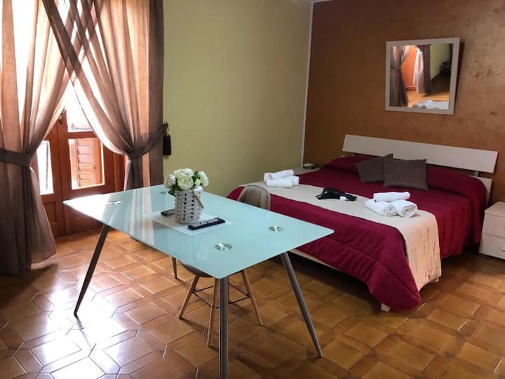 Camera Con Letto Matrimoniale In Centro - Mileto
