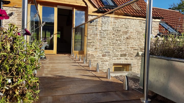 New Court Cottages: Yaffle Barn - Wales