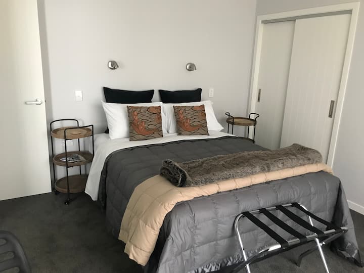 Green Door On 4
Queen Bed - Whitianga