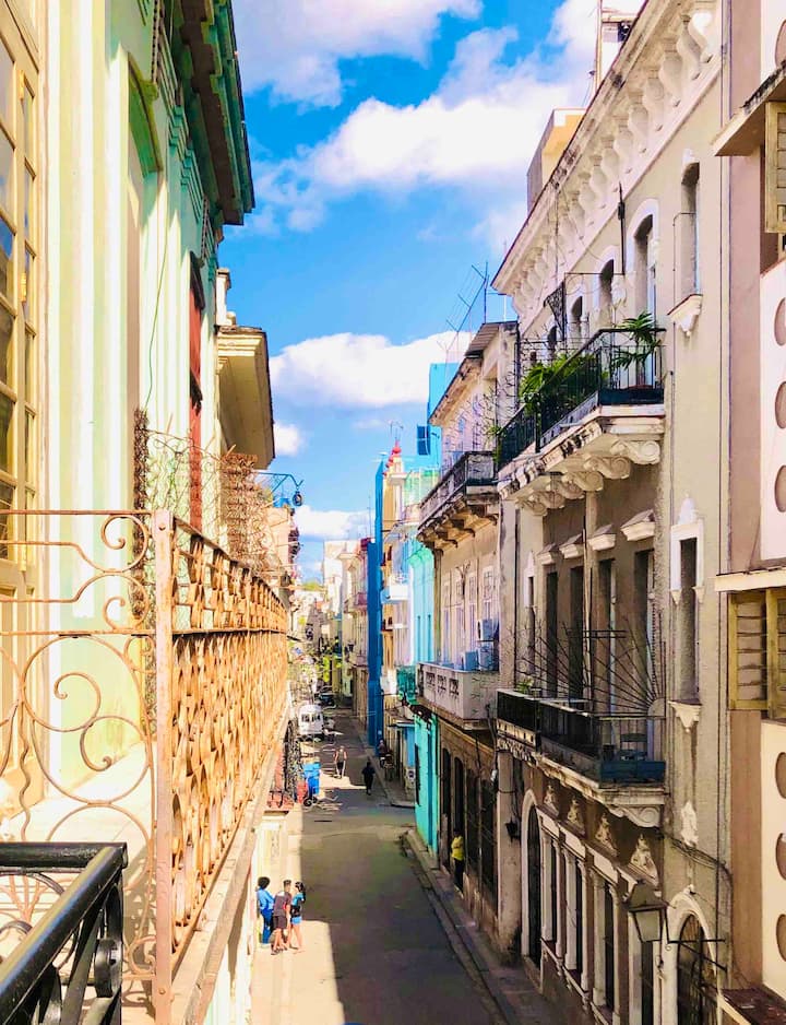 Casona 200 M De La Catedral, Wifi
Corriente 24/7. - ハバナ