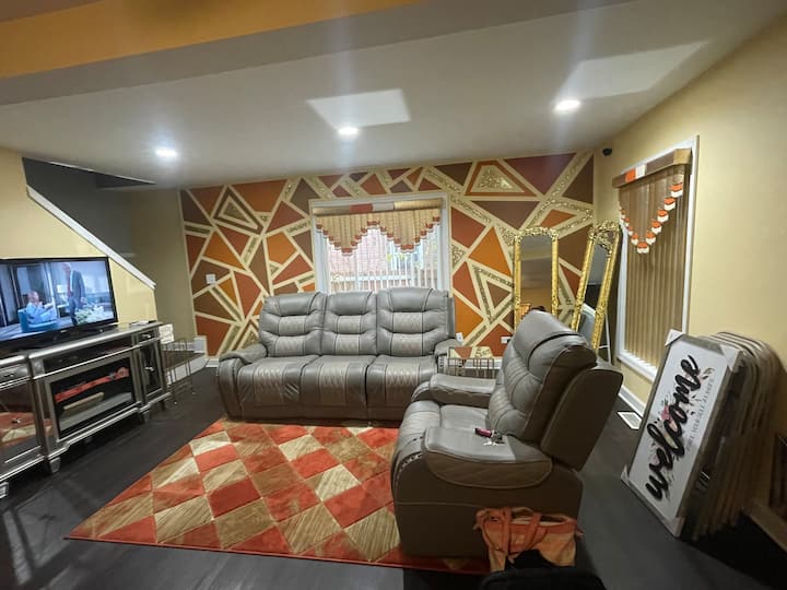 3bedroom  “Designer Den” Entire Home Sleeps 7 - Hard Rock Casino Northern Indiana