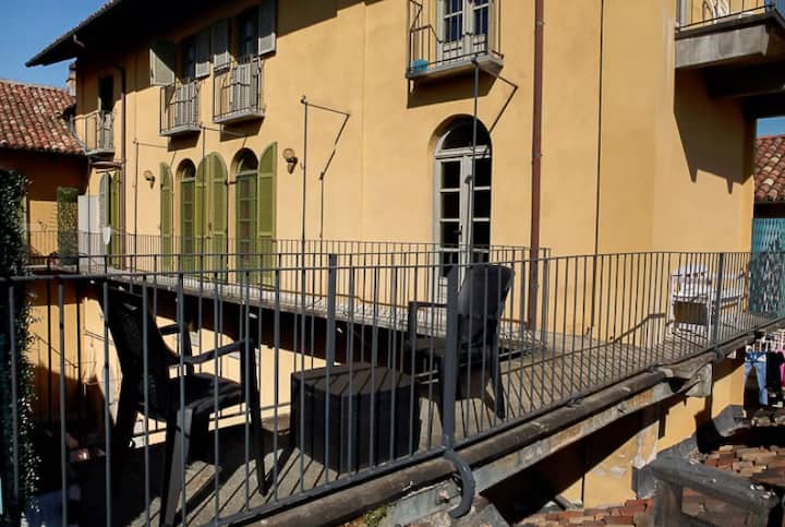 Palazzo Giallo: Old Town - View Over Roofs & Hills - Alba, CN, Italien