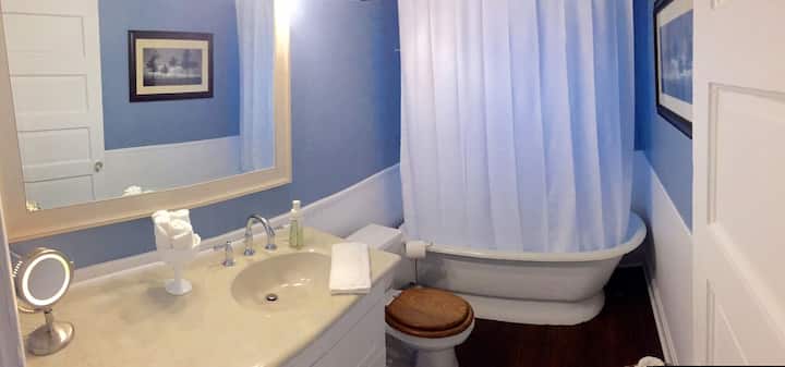 Simple Bungalow Near Beach - Daytona Beach, FL