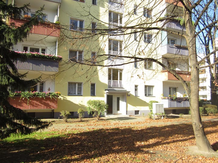Kurfürstendamm Quiet 1 1/2 Room Apartment - Berlín